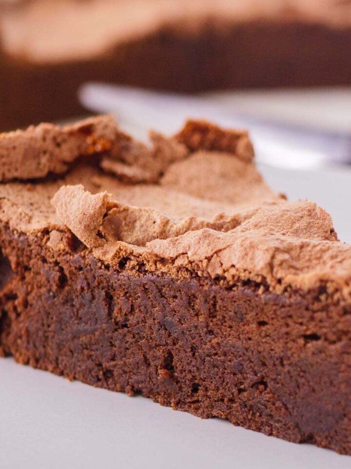 How to Cut a Cake into Even Layers (Step-by-Step Guide)