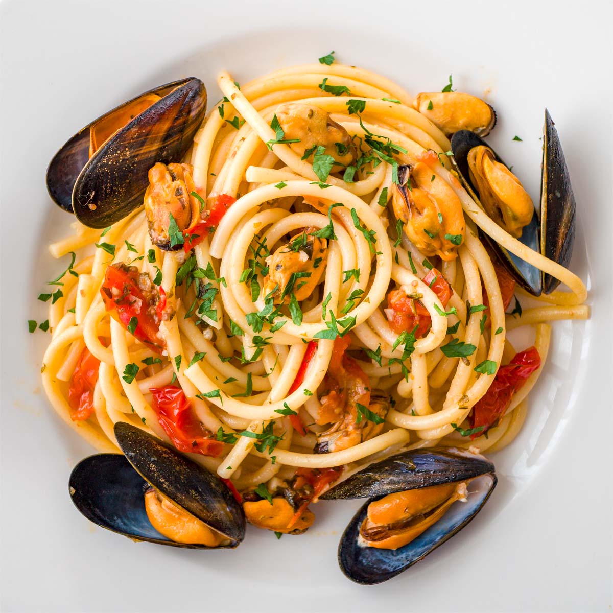 Spaghetti with Mussels (With Video)