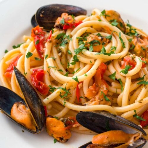 Spaghetti with Mussels (Classic Italian Seafood Pasta)