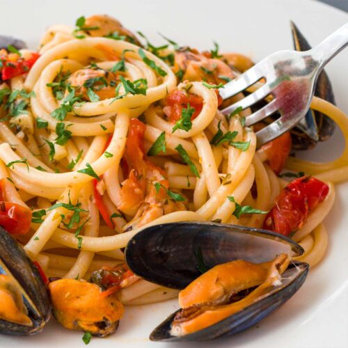 Spaghetti with Mussels (Classic Italian Seafood Pasta)